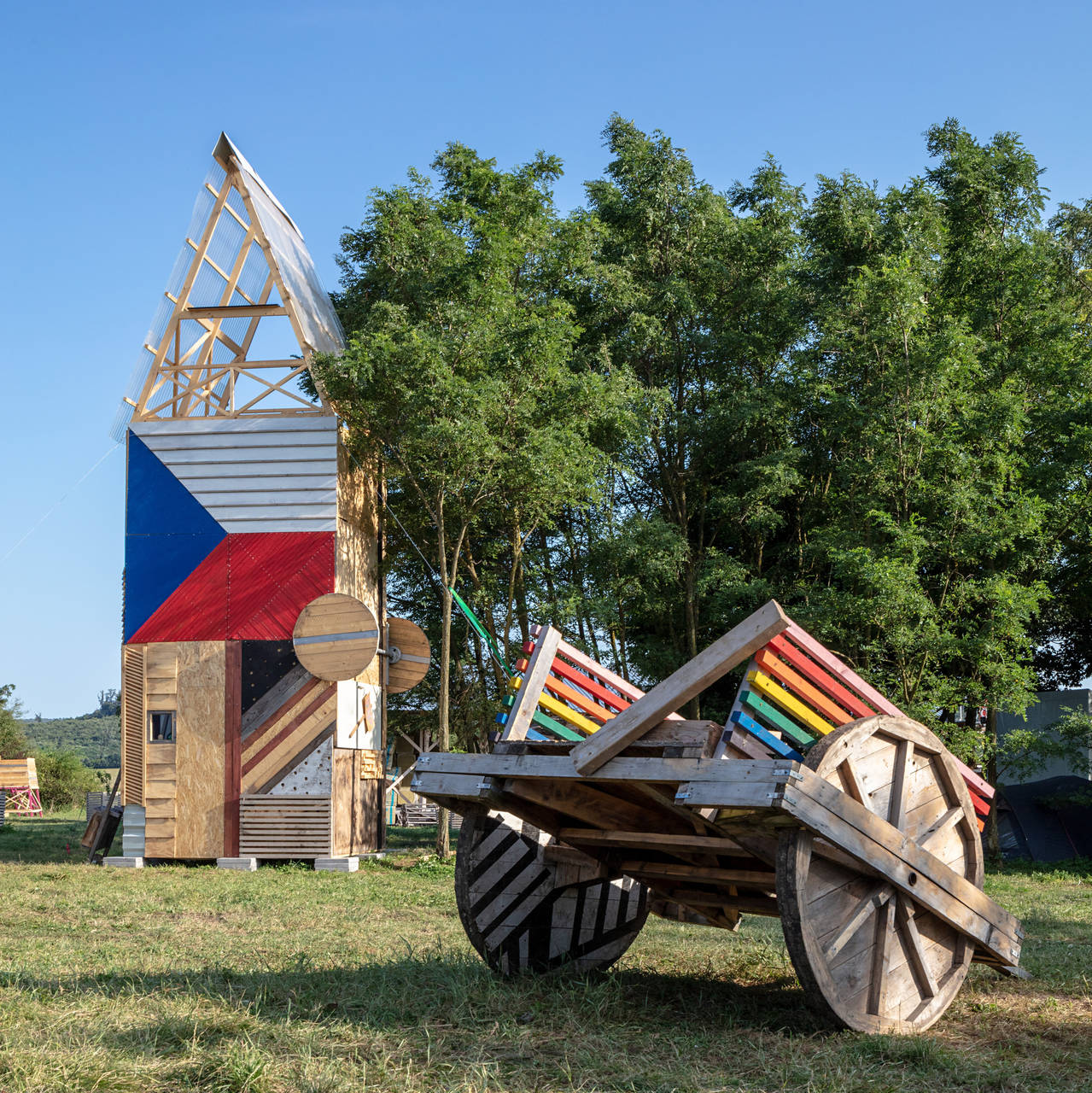 Vertical Cabin | HELLO WOOD