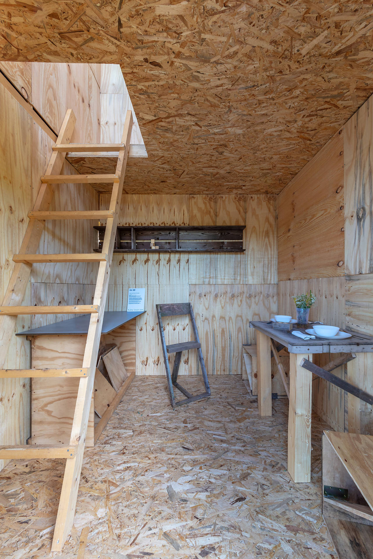 Vertical Cabin | HELLO WOOD