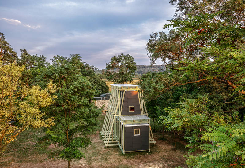 Vertical Cabin | HELLO WOOD